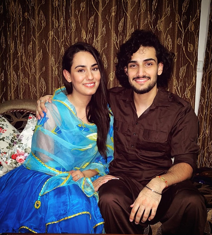 Sweetaj Brar (Singer) Biography, Age, Height, Boyfriend, Family, Facts ...